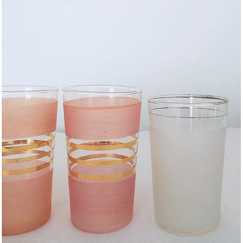 Verres vintage en verre granité dépareillés rose et blanc et dorure