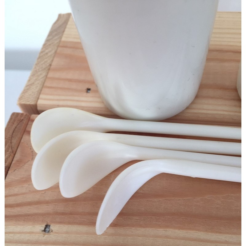 4 gobelets et 4 longues cuillères Tupperware vintage 70, coloris blanc