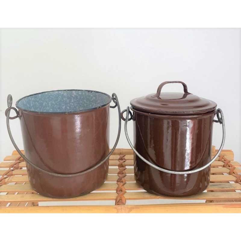 2 jolis pots, seaux anciens en tôle émaillée marron noisette