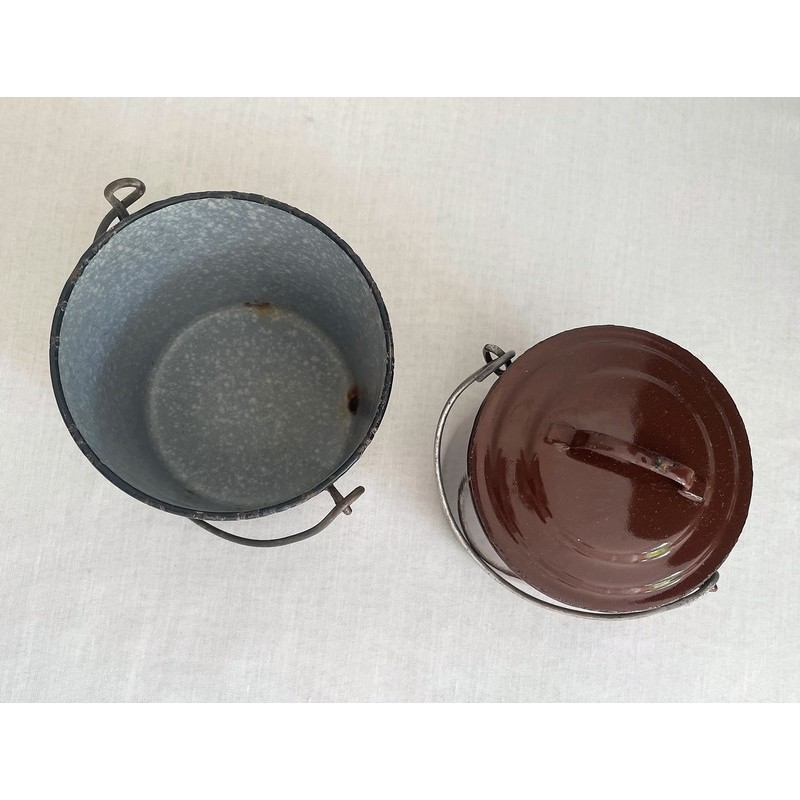 2 jolis pots, seaux anciens en tôle émaillée marron noisette