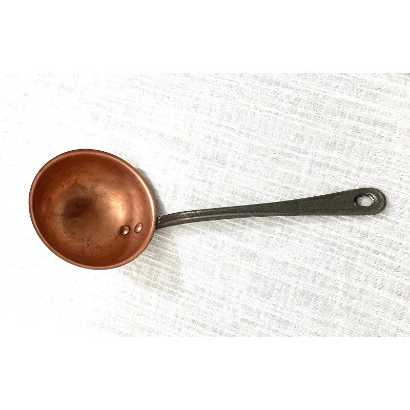 Ancienne grande louche en cuivre avec manche en fonte