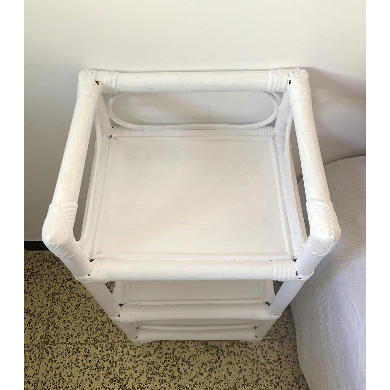 Chevet, petit meuble d'appoint en rotin, bambou et bois peint en blanc