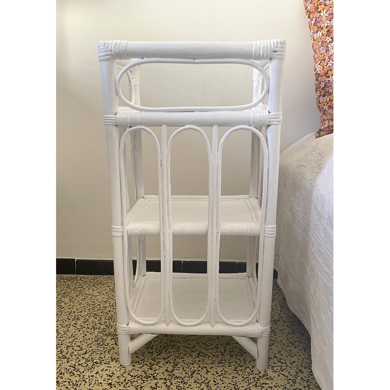 Chevet, petit meuble d'appoint en rotin, bambou et bois peint en blanc
