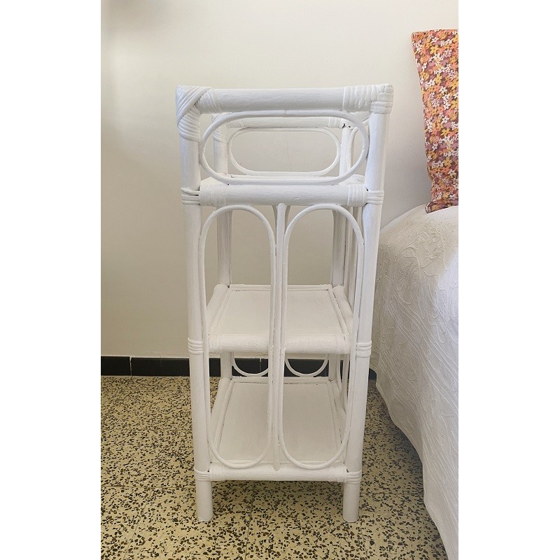 Chevet, petit meuble d'appoint en rotin, bambou et bois peint en blanc